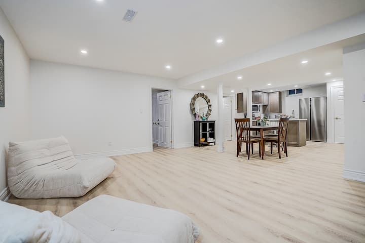 Elegant 2b2b Retreat|private Basement-free Parking - Aurora