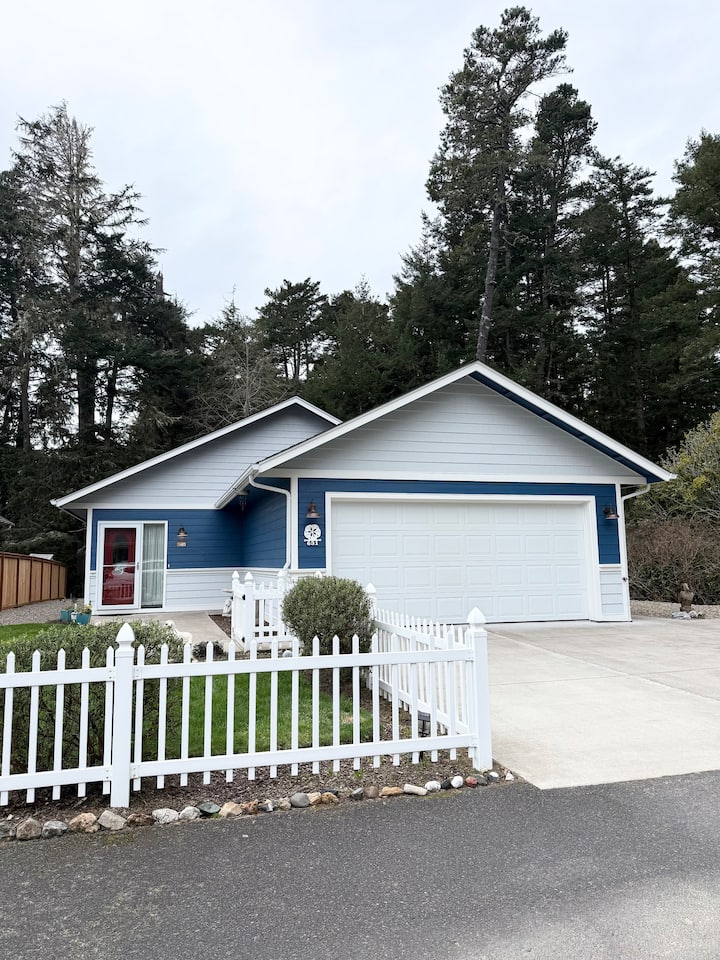 Exploding Whale Coastal Retreat | Dunes • Garage - Florence, OR