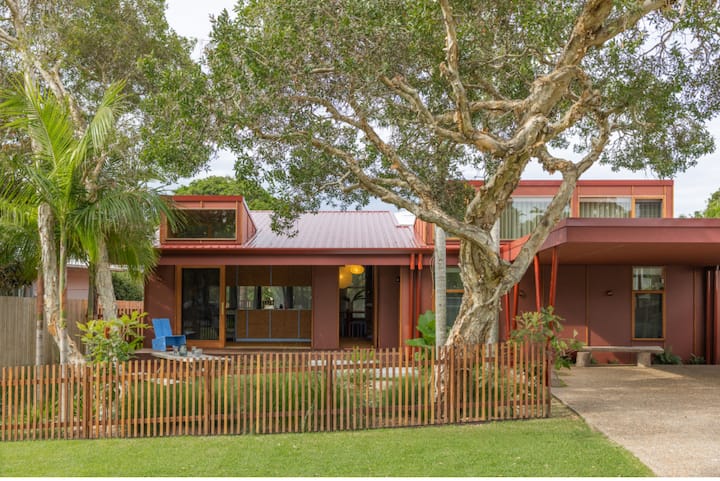 Carlyle Red: Design-forward Beach House - Byron Bay