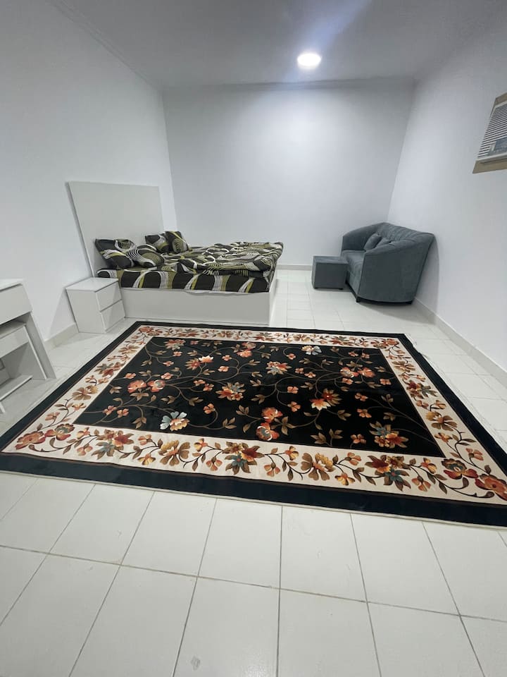 استوديو مريح مكون غرفه واسعه وحمام خاص ومطبخ صغير - Medine