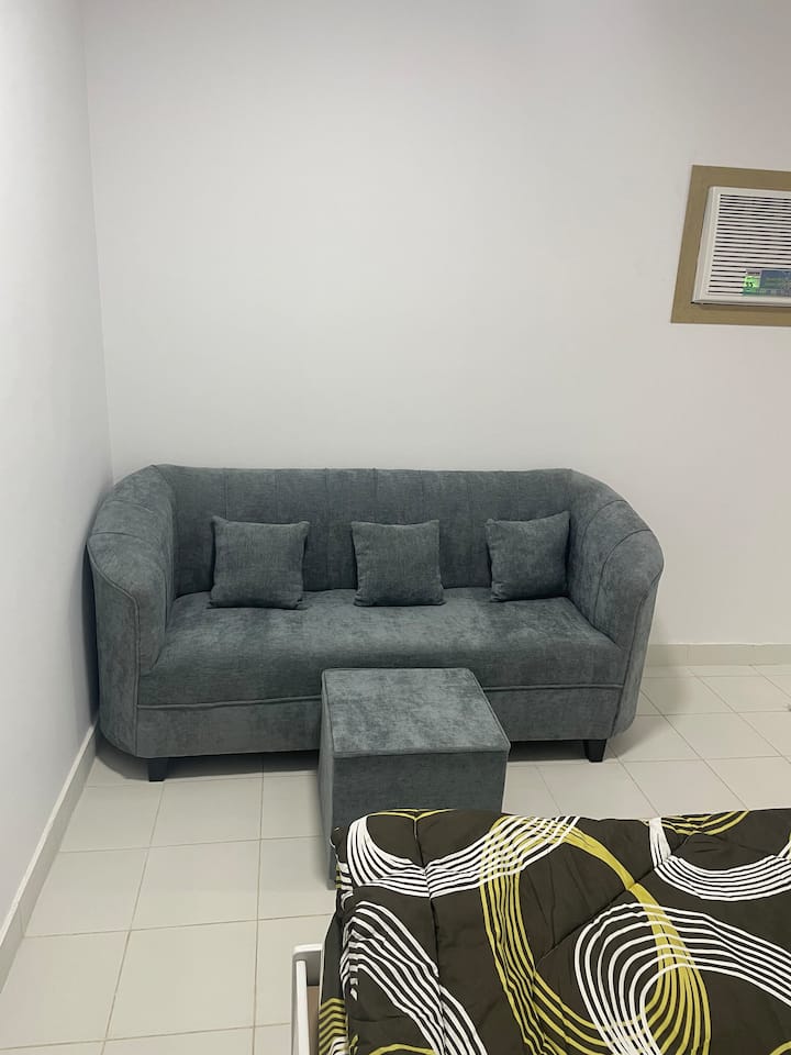 استوديو مريح مكون غرفه واسعه وحمام خاص ومطبخ صغير - Madinah