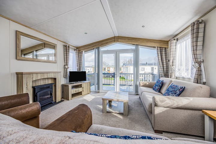 Lovely Lakeside Holiday Park Home | Pass The Keys - Chichester