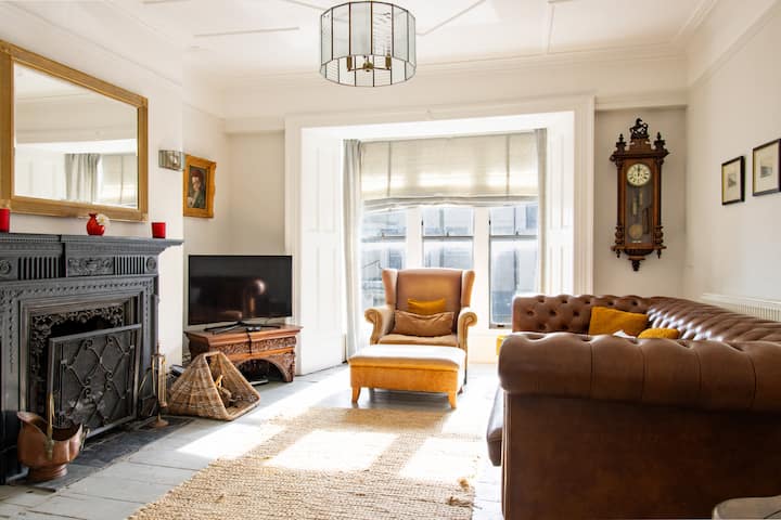 Spacious Seaside Home With Cinema Room - Hastings