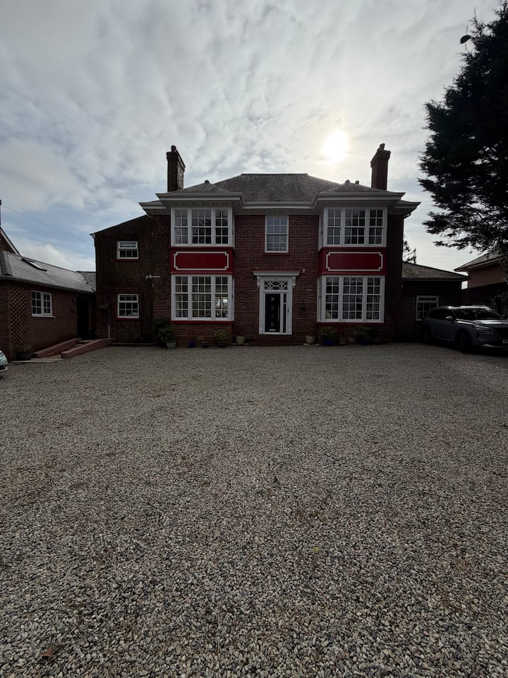 8 Minute Walk From Derriford Hospital - Plymouth