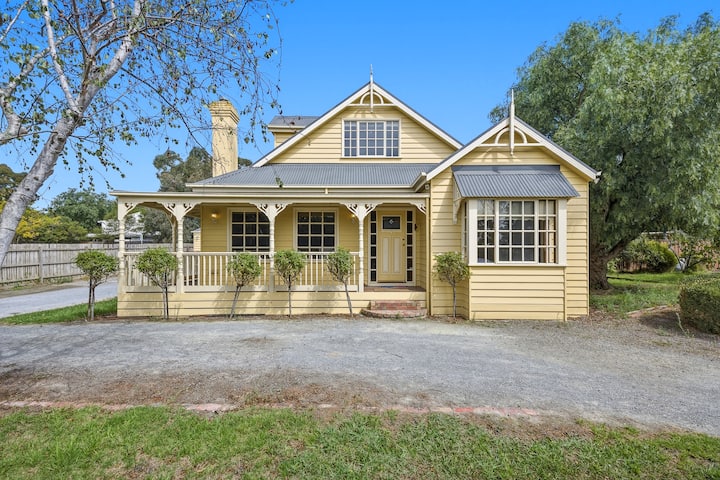 The Ultimate Holiday Haven: 2 Party Spaces & Bar! - Cranbourne