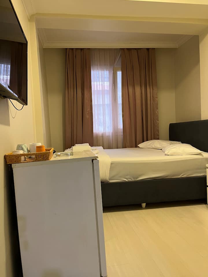 Konfor Değil,konum Arayanlara Tam Merkezde Oda - Bornova