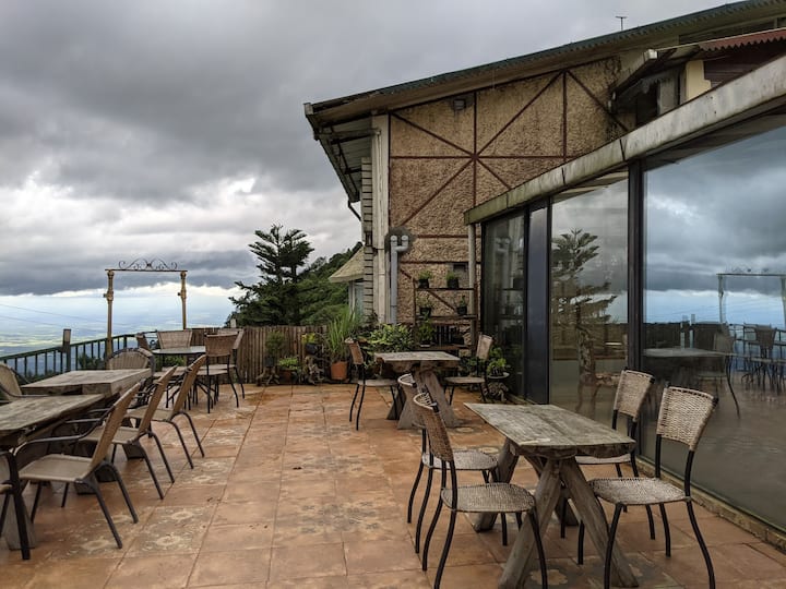 Colonial Heritage Boutique Stay: Panoramic Views - Kurseong