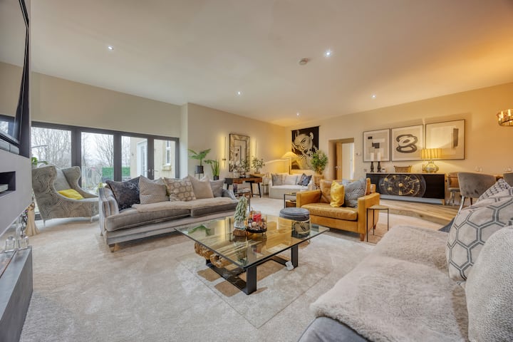 Beautiful 4 Bed Sandstone Farmhouse - Glasgow