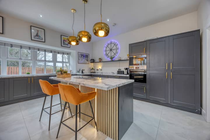 Beautiful 4 Bed Sandstone Farmhouse - Glasgow