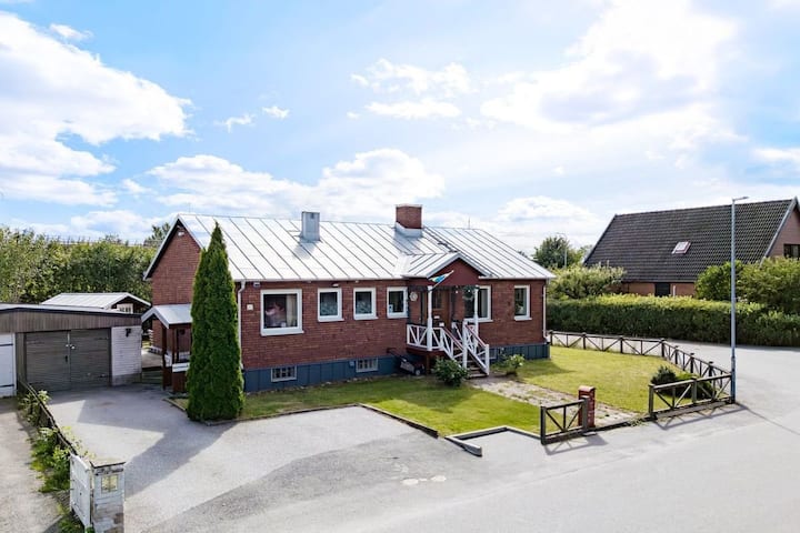 Rymlig Villa I Stockholm Med Bubbelpool - Bro