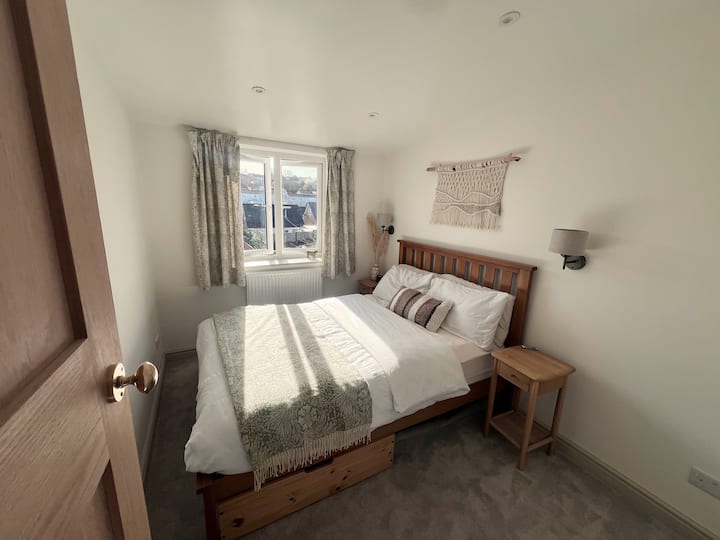 Bright, Newly Renovated Annex In Bridgend - Bridgend