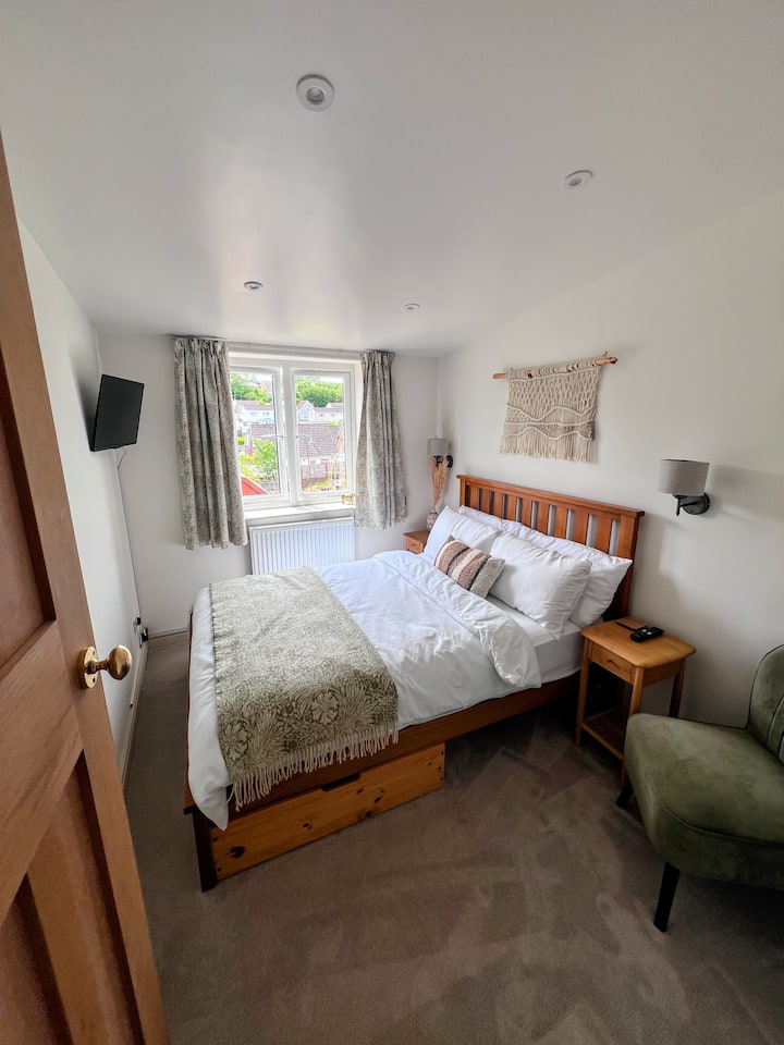 Bright, Newly Renovated Annex In Bridgend - Bridgend