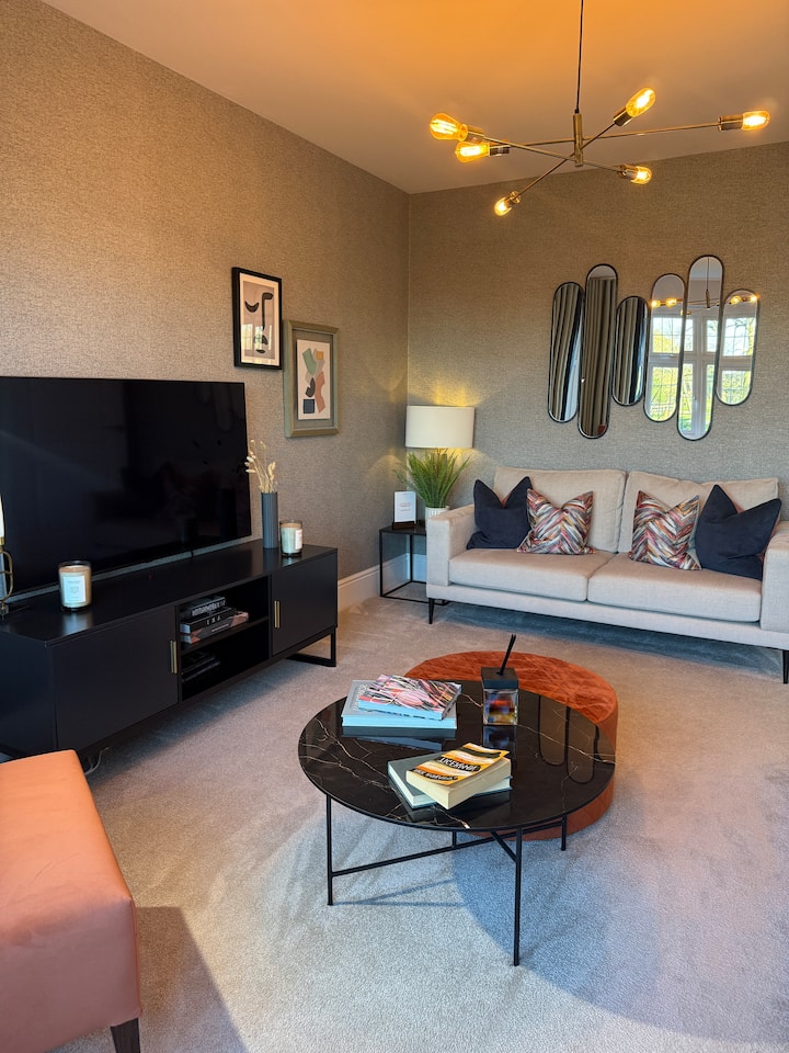 Stylish Modern Family Home With Open-plan Living - Wetherby