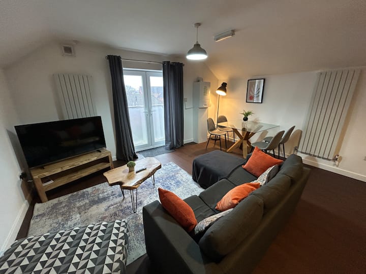 Modern 2 Bed, 2 Bathroom Flat, Parking, Sleeps 6 - Southampton