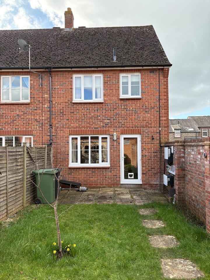 Cosy 2 Bedroom House With Private Garden & Parking - Wallingford