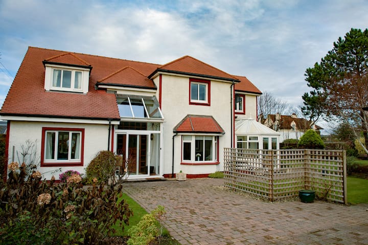 Delightful Family Home On A Private Lane In Troon - Ardrossan