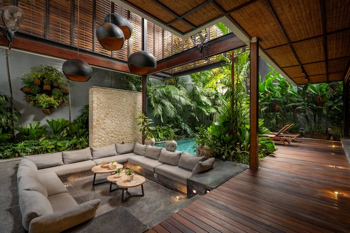 Architectural 5br Oasis In Batu Bolong - Canggu