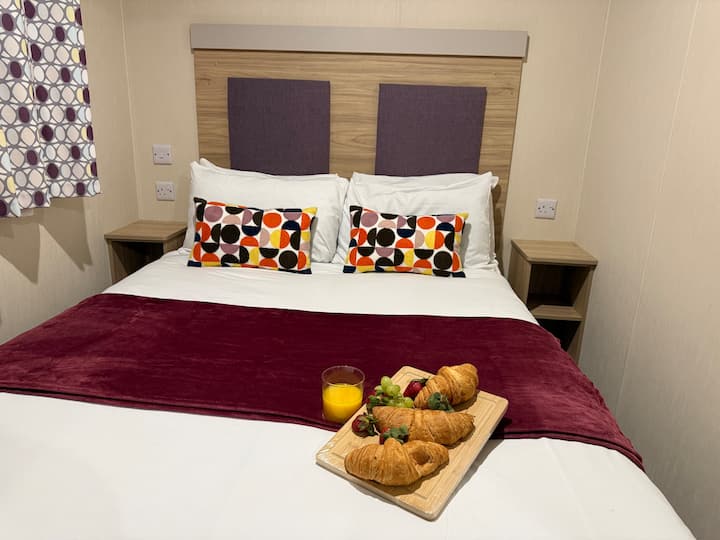 Spacious 4 Bedroom Caravan, Free Parking, Seal Bay - West Wittering