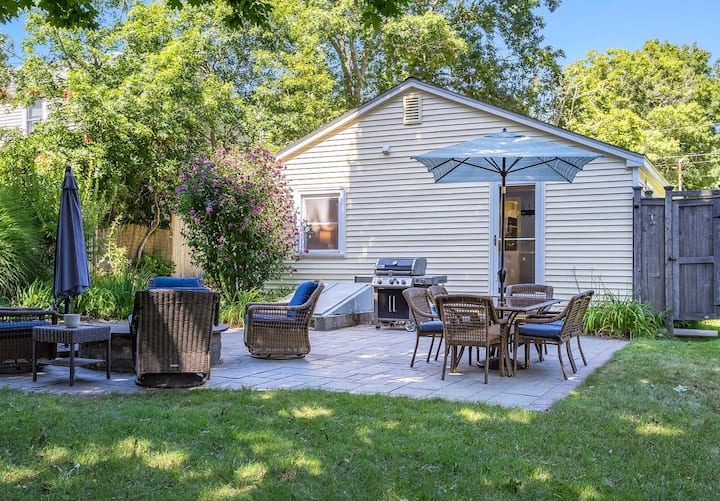 Falmouth Cape Retreat Walk To Beach Fenced In Yard - Woods Hole, MA