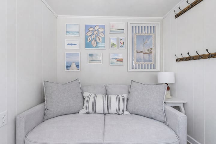 Coastal Falmouth Retreat Walk To Beach + Big Yard! - Falmouth, MA