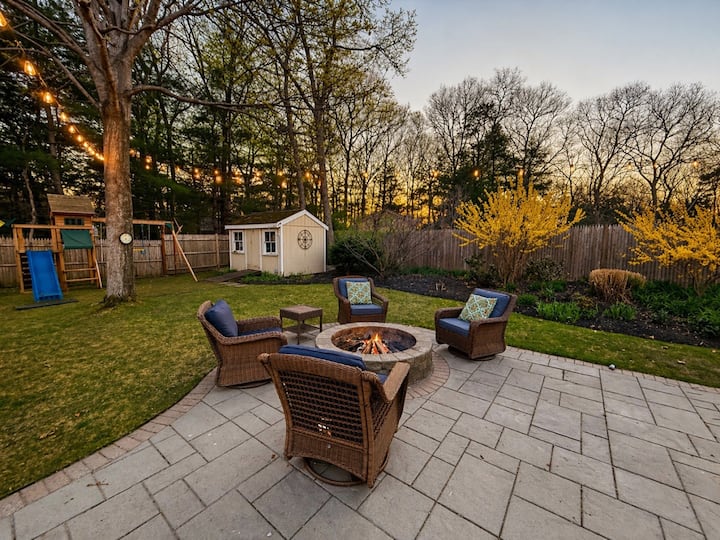 Coastal Falmouth Retreat Walk To Beach + Big Yard! - Oak Bluffs, MA