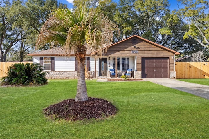 Heritage Oaks | Hot Tub | Pet Friendly - Pensacola, FL