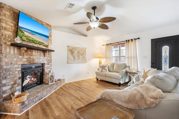 Heritage Oaks | Hot Tub | Pet Friendly - Pensacola, FL