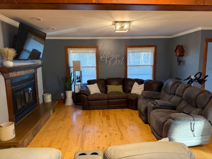 Lakeside Retreat Upper 2 Levels - Vandalia Lake, IL