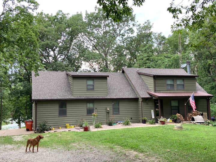 Lakeside Retreat Upper 2 Levels - Vandalia Lake, IL