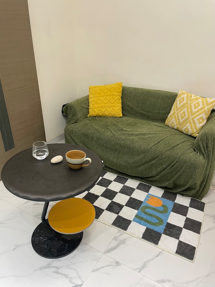 King Bed With Kitchen, Shower And Office. Wanchai - Hong Kong