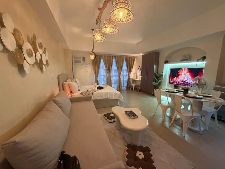Venice Condo W/ Balcony | Direct To Venice Mall | - Pasig