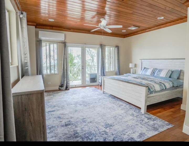 Luxurious Beach Condo Near Airport - Nassau