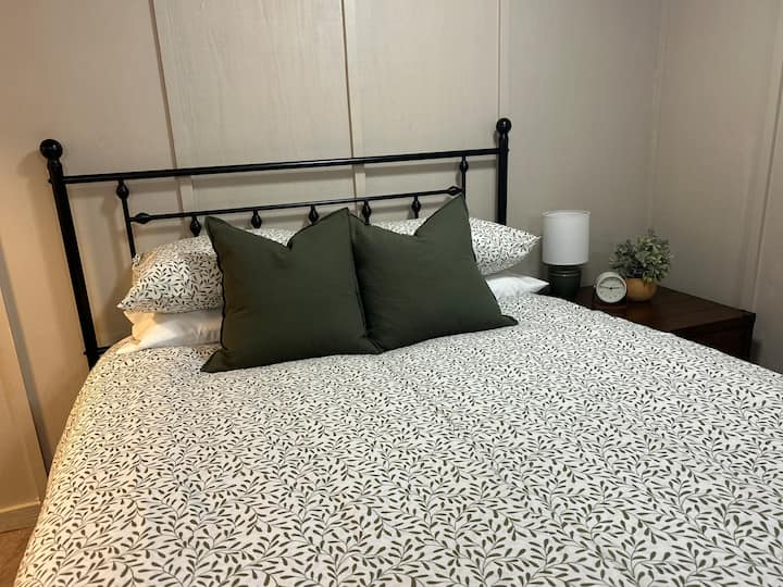 South Kc Studio Retreat Apt: Sleeps 2 - Belton, MO