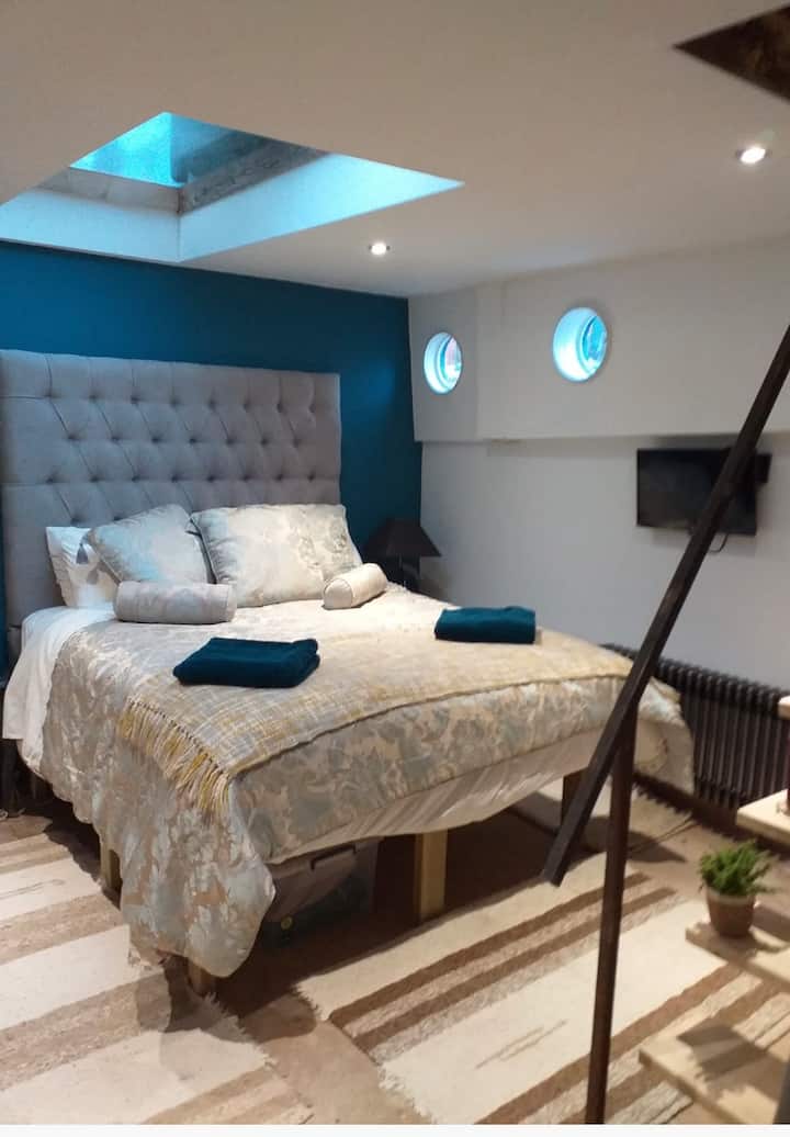 Room In Newhaven
On A Beautiful Dutch Barge - Seaford