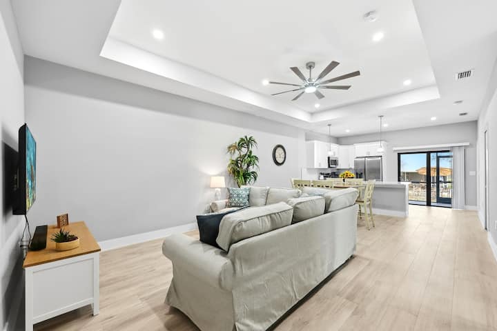 Modern Lehigh Retreat | Stylish 3br • Sleeps 6 - Lehigh Acres