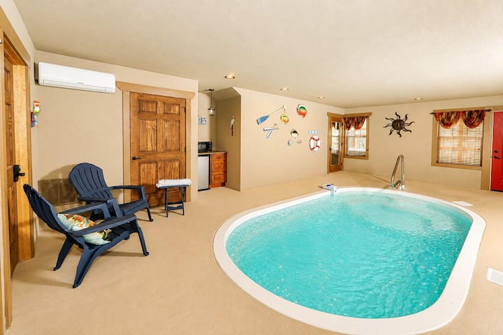 Luxury Chalet W Indoor Pool, Theater Room & Game L - Gatlinburg, TN