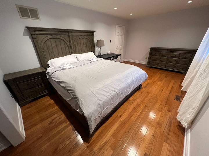 Spacious 5br Family Home | 2 Private Suites - ヴォーン