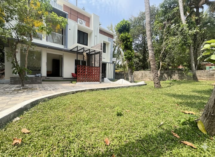 Var: Zenhaus 2- Ac 3 Rooms, Pvt Garden, No Kitchen - Varkala