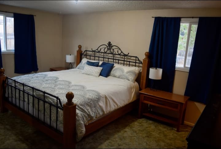 2 King+3 Queen Bedrooms, Spacious Westside Retreat - Casper, WY