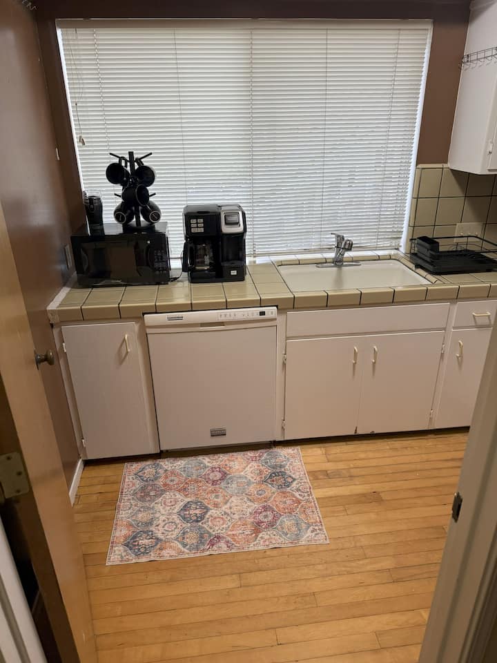 No Frills Downtown House Great For Groups - Half Moon Bay, CA