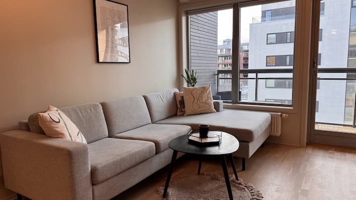 Sunny 1br W/ Balcony & Workspace | 5 Min Metro - Oslo