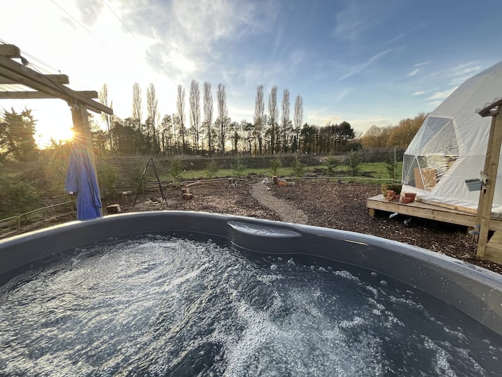 The 'All Good In The Wood' Dome Home & Hot Tub - Yorkshire