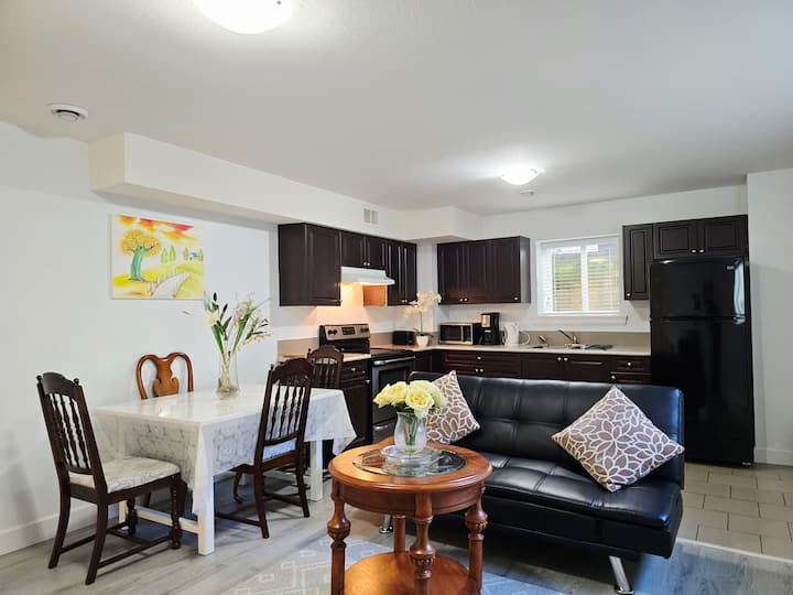 Peaceful Family-friendly 2br • Backyard • Parking - Surrey