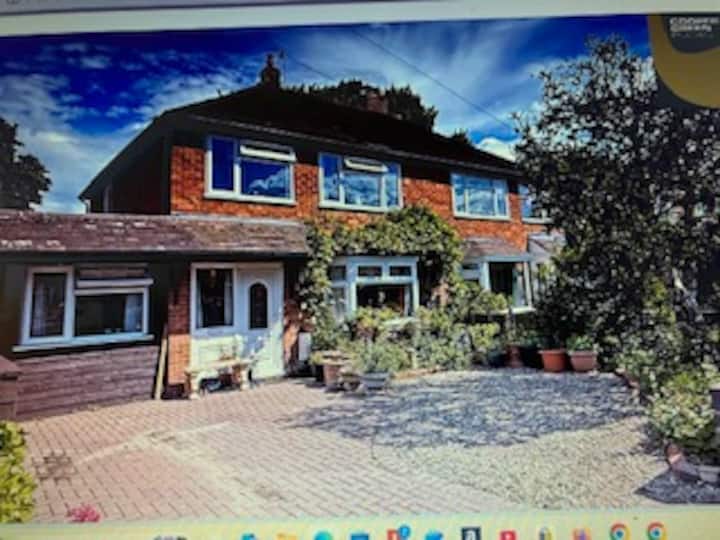 Charming Double Bedroom In A Quiet Suburb - Shrewsbury