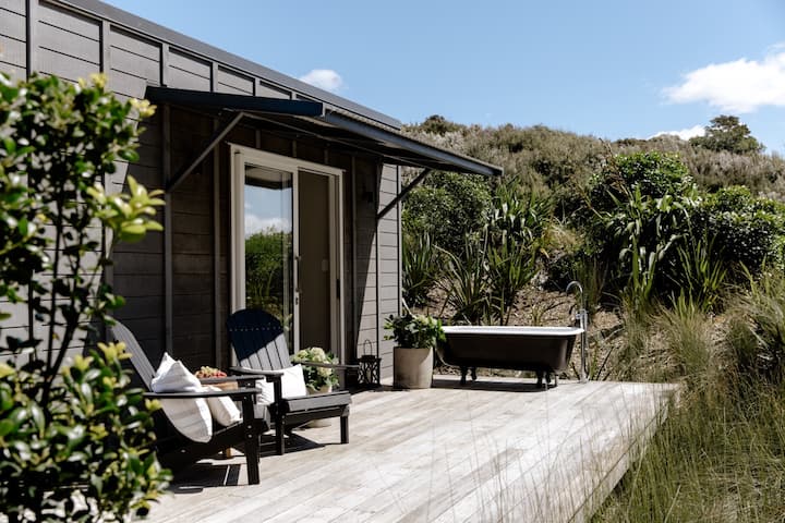 Kiwi Calls & Manuka Trees - Bluestone Tiny House - Omaha River