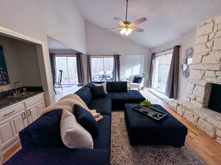 Spacious Hilltop Retreat In Upscale Cul-de-sac - Tulsa, OK