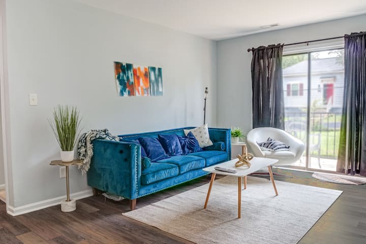 Stylish Apartment Near Raleigh Downtown - Raleigh, NC