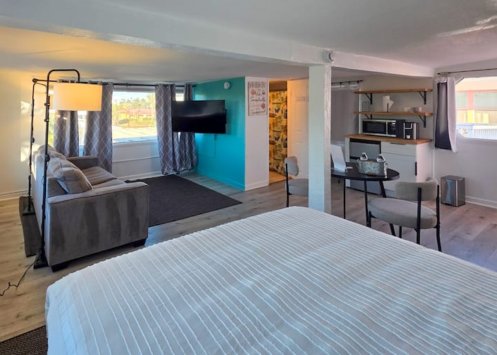 Oasis Palms Resort -Spacious Studio King-2nd Floor - Treasure Island, FL