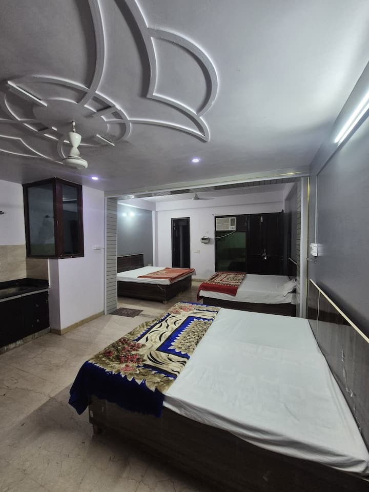 Family Best Hotel Near Premanand Jii Maharaj - Vrindavan