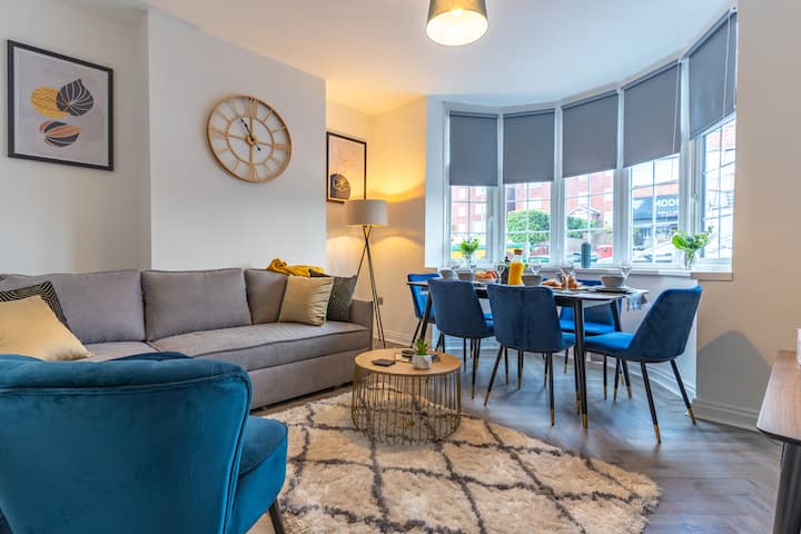 Luxury 4 Bedroom House| Sleeps 10 | Free Parking - Dudley Zoo and Castle